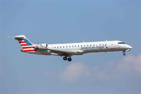 Delta & American Airlines Compete in the Longest CRJ700 Flights ...