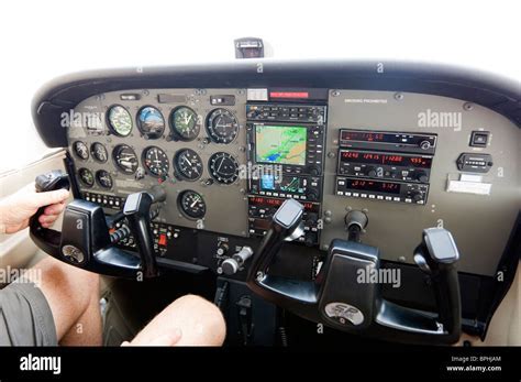 Cessna 172 Radio Check Guide: Ensuring Reliable Communication - Bolt Flight