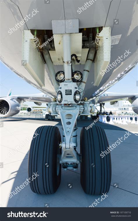 Boeing 777X vs Boeing 747: Which Aircraft Truly Reigns in Size? - Bolt ...