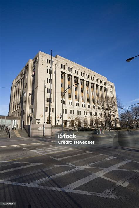 American Airlines Drops Federal Lawsuit Against United, But Continues O ...