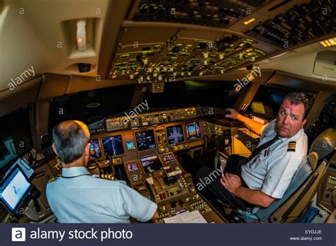 Delta Flight DL2346 Makes Emergency Landing at JFK After Loud Bang ...