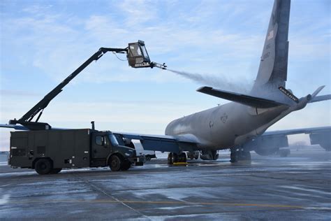Ground Deicing of Aircraft: Essential Procedures for Safe Flight - Bolt ...