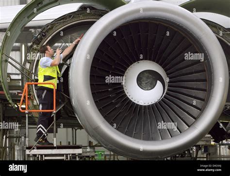 Lufthansa Boeing 747-400 Makes Emergency Return to Frankfurt After ...