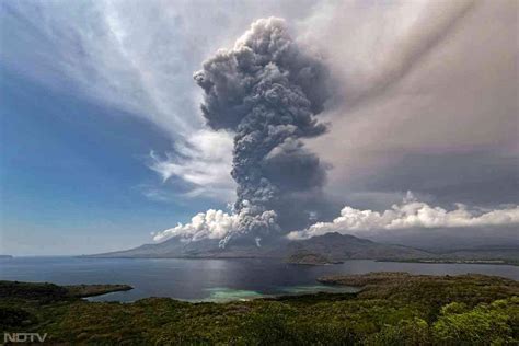 Travel Chaos Erupts as Mount Lewotobi Sends 10,000-Meter Ash Column ...