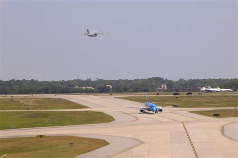 Terrifying Mid-Air Engine Failure on United Airlines Flight From Dulles ...