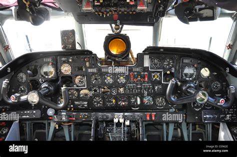 The Basics of the Cockpit Of a Plane - Bolt Flight