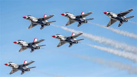 Breaking Barriers: The Female Pilots of the U.S. Air Force Thunderbirds ...