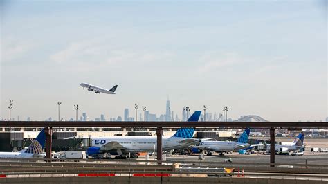 Nearly 800 Air Traffic Controllers to Receive $10,000 Bonus for Perfect ...