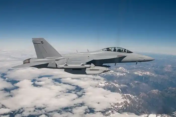 EA-18G Growler vs. F/A-18 Super Hornet: A Detailed Comparison - Bolt Flight