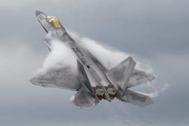 F-22 Dogfight: The Ultimate Close-Combat Fighter - Bolt Flight
