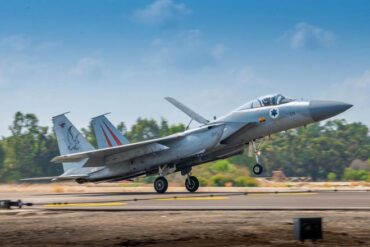 F-15 Eagle vs Su-30MKI: A Comprehensive Fighter Jet Comparison - Bolt ...