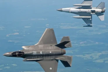 F-22 vs F-35: A Comprehensive Comparison - Bolt Flight
