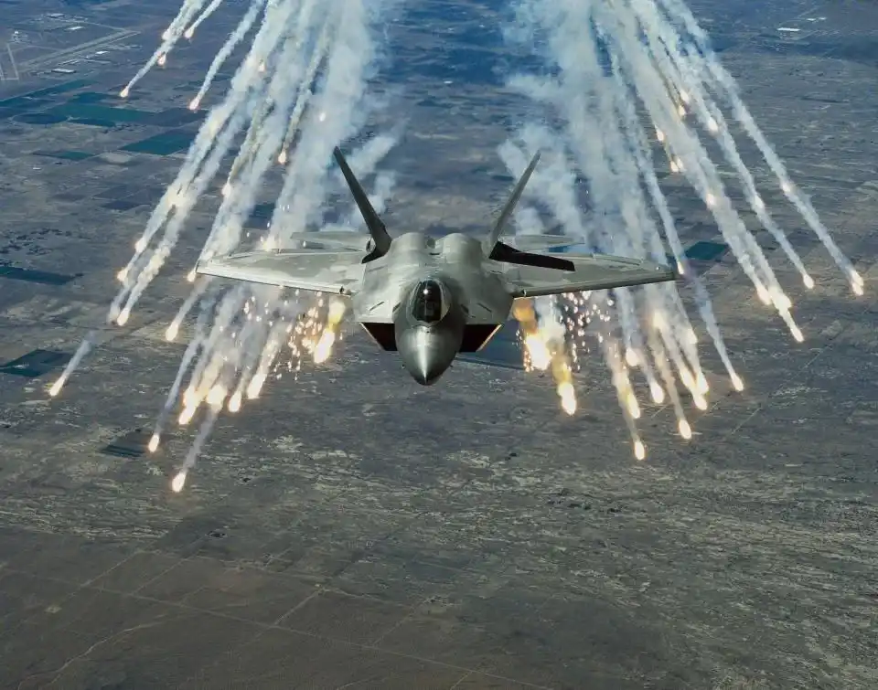 F-22 Raptor Flares: Countermeasure System and Defensive Capabilities ...