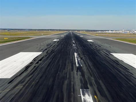 Removal Of Rubber On The Runway - Bolt Flight