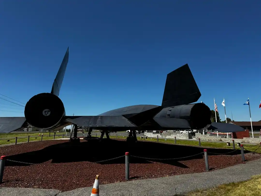 You Never Realize How Big the SR-71 Is Until You're Standing Next to It ...