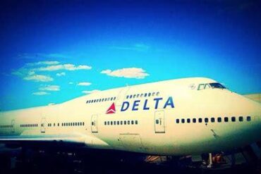 Delta Pilot Turns Plane Around on Runway to Pick Up Stranded Passengers ...