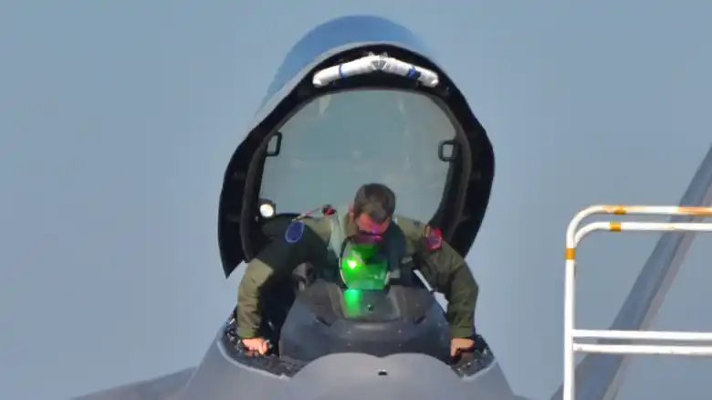 Inside the F-22 Raptor: An Unfiltered Look Into America's Stealth ...