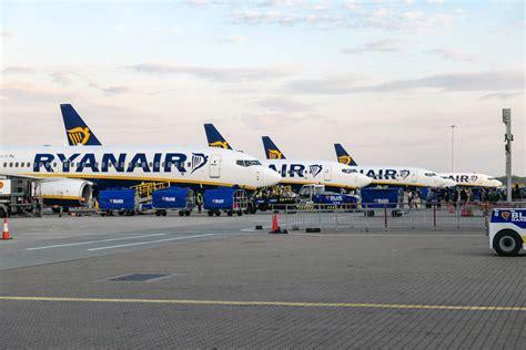 Ryanair Jet From London Collides With Taxiway Barrier At Kalamata ...