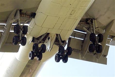 Why the Boeing 747’s Landing Gear Needs 16 Main Tires: The Hidden ...