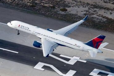 Delta Flight DL2346 Makes Emergency Landing at JFK After Loud Bang ...