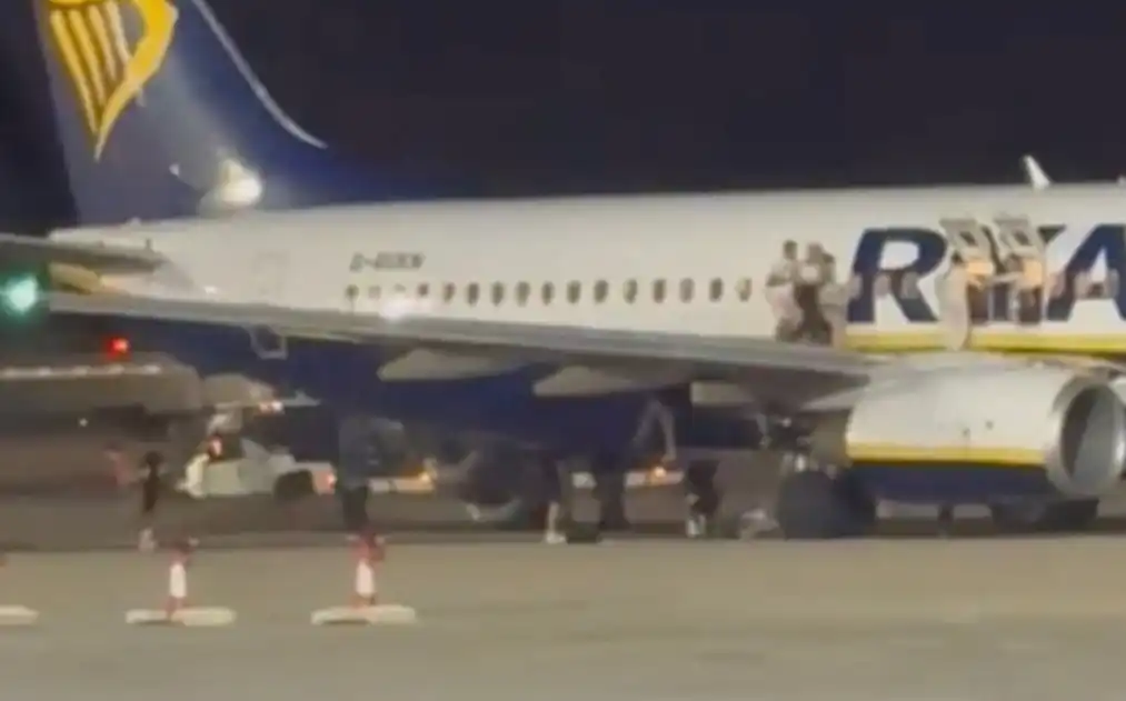 Dramatic Fire Warning Triggers Chaotic Evacuation of Ryanair 737 at ...