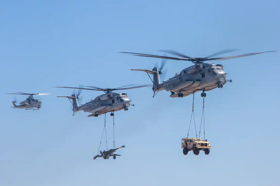 How the U.S. Operates the World’s Most Powerful Military Helicopters ...
