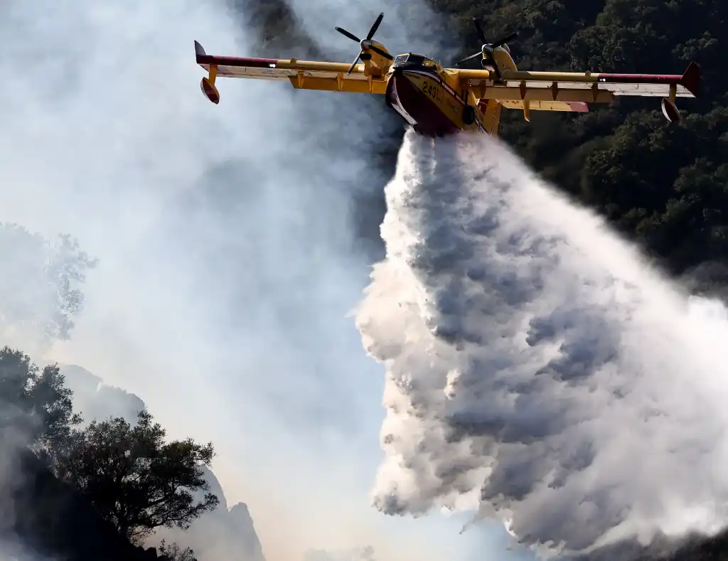 How Firefighting Planes Refill Their Tanks in Seconds - Bolt Flight