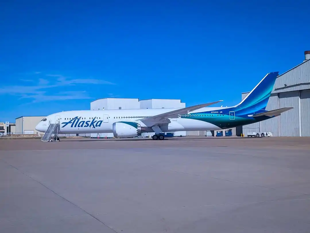Alaska Airlines Debuts Its First Boeing 787-9 Dreamliner in Striking ...