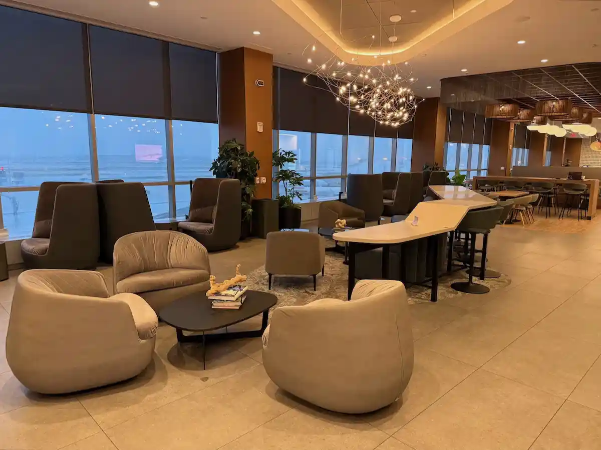 American Flagship Lounge Philadelphia (PHL) Review: A Modern Premium ...