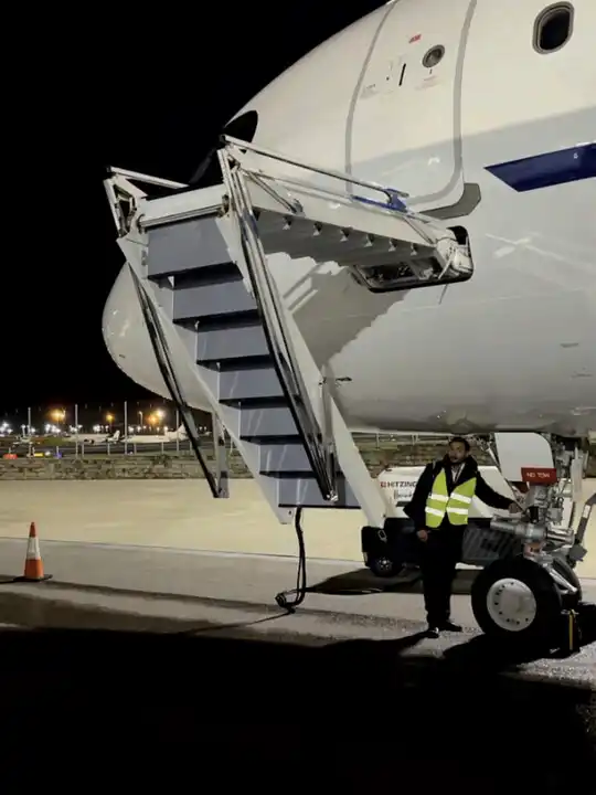 The Last Plane in America With a Built-In Airstair: Why the Boeing 737 ...