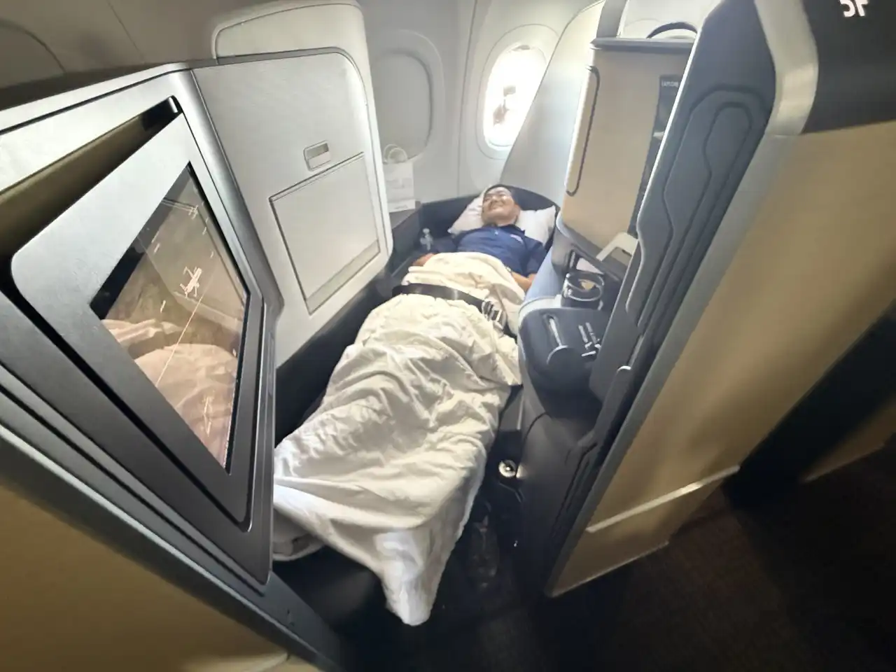 How Cabin Crew Rest & Sleep On The Boeing 757: Inside the World of In ...