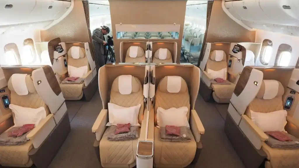 Business Class First-Time Flyers: The Subtle Signs Cabin Crew Instantly ...